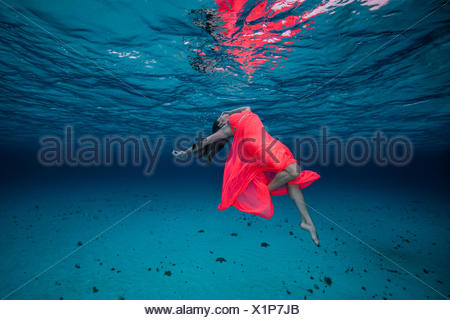 Frau unter Wasser im roten Kleid Stockfoto, Bild: 105494354 - Alamy