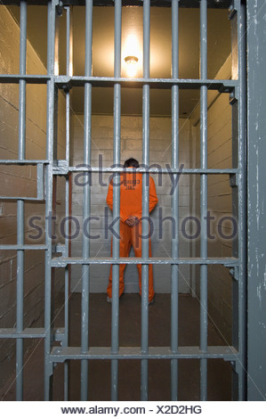 Ein Gefangener hinter seinem Gefängnis Gitterstäbe Stockfotografie - Alamy
