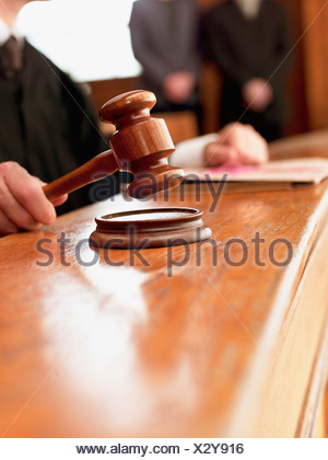 Richter halten Hammer vor Gericht Stockfoto, Bild: 73292267 - Alamy