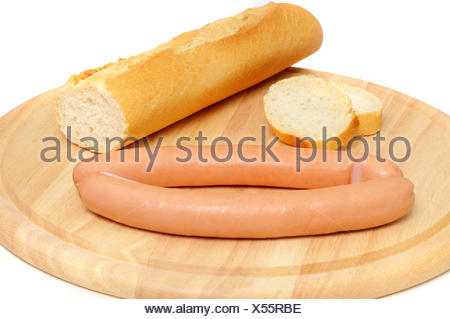 Zwei Frankfurter oder Wiener Würstchen mit Brötchen und Meerrettich auf ...