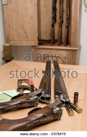 Zwei Jagdwaffen, Gewehre, Langwaffen mit Gravur, schießen, Lizenz und ...