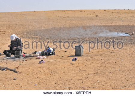 Mit traditioneller Kleidung in der Wüste Beduinen, dünenlandschaft Erg ...