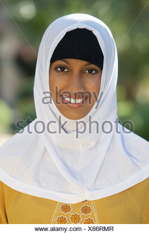 Muslimische Frau in traditioneller Kleidung mit roten Kopftuch und ...