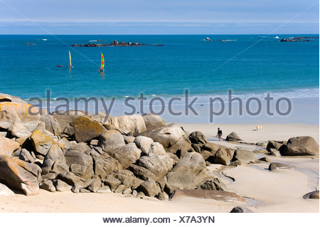 Freizeit am Strand in der Nähe von Kerbrat, Cleder, Finistere, Bretagne ...