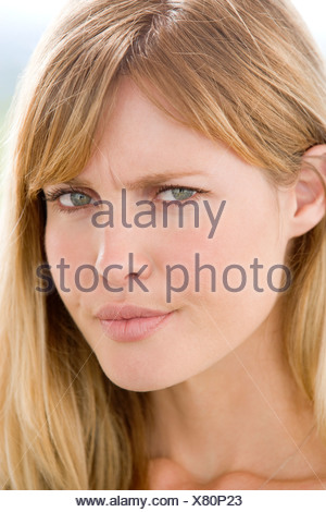 Kopfschuss Frau ein böses Gesicht Stockfotografie - Alamy