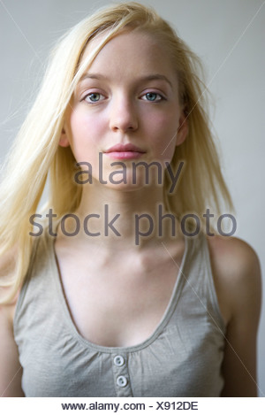 Porträt der jungen blonden Frau 18 Jahre alt mit aufwendigen Frisur ...