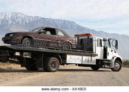 Kaputtes Auto auf Abschleppwagen Stockfoto, Bild: 18728250 - Alamy