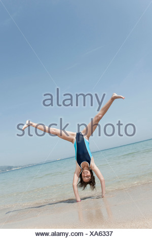 Mädchen Turnen am Strand eines Sees Stockfoto, Bild: 50932536 - Alamy