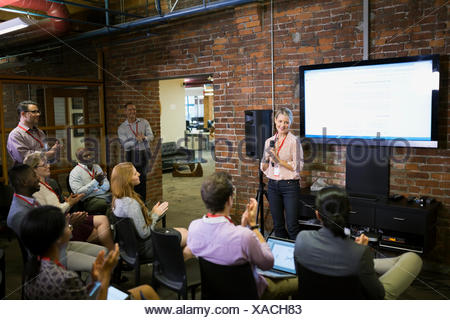 Redner präsentieren eine große Gruppe von Menschen auf einer Bühne - schwarz und weiß Stockfoto ...