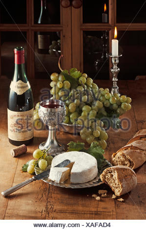 Stillleben mit Zinn, Wein, Käse und Trauben Stockfoto, Bild: 80197006 ...