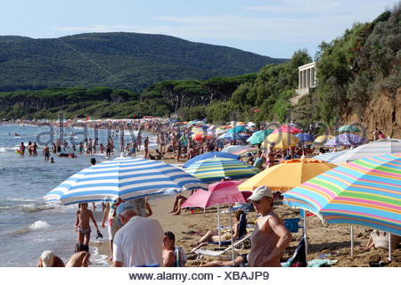 Populonia, Italien, Menschen am Strand von Baratti Stockfoto, Bild ...