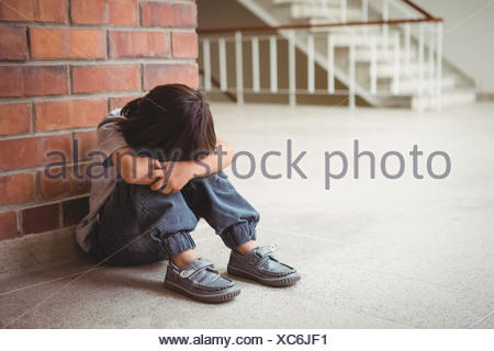 Verärgert einsames Kind alleine sitzen Stockfotografie - Alamy