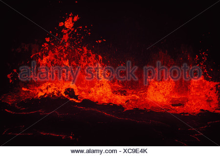 Lavasee in der Nacht im Krater des Vulkans Nyiragongo, Virunga National ...