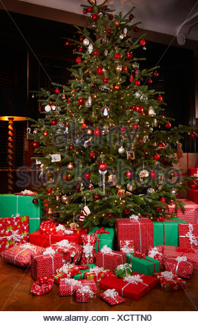 Weihnachtsgeschenke unter Baum Stockfotografie - Alamy