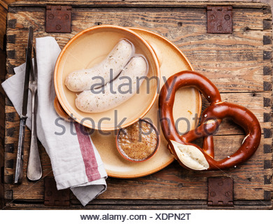 Bayerische Wurst mit Brezel, süßem Senf und Bier Stockfotografie - Alamy