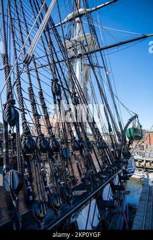 Espalda o popa de la USS Constitution con el águila americana y ...