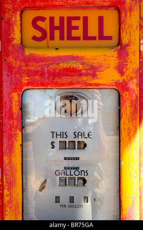 Bomba de gasolina en la gasolinera de Shell Fotografía de stock - Alamy