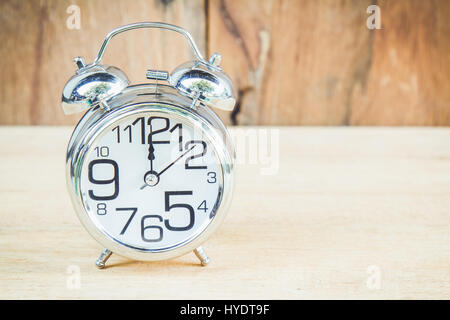 Mostrar reloj 12 am o pm sobre fondo de madera con copia espacio ...