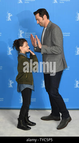 La actriz británica Dafne Keen y el actor australiano Hugh Jackman ...