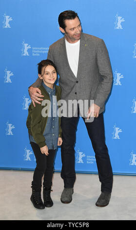 La actriz británica Dafne Keen y el actor australiano Hugh Jackman ...