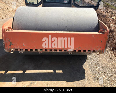 Rouleau de vibration du sol lors de travaux de compactage sable at ...
