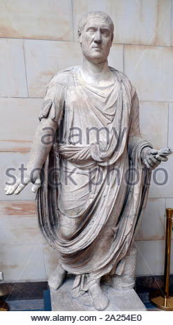 Statue en marbre d'un togatus (homme portant une toge). Culture : Roman ...