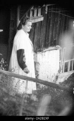 Photo de Ilse Hess, épouse de criminel de guerre, Rudolf Hess, devant ...