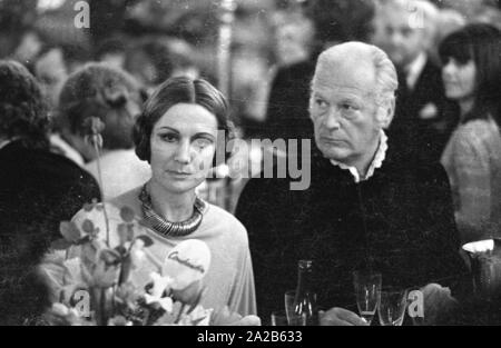 L'acteur Curd Juergens et sa femme Simone Bicheron baiser au bal des ...