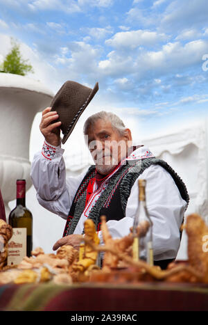 Chisinau, Moldavie - Octobre 5, 2019 : les jeunes hommes et femmes en ...