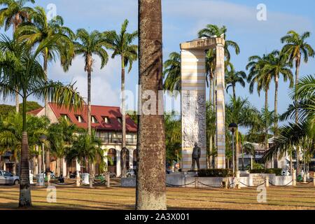La place des Palmistes et la statue de Félix Eboué, Cayenne, Guyane ...