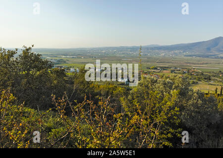 Paysage au coucher du soleil du Mont Chortiatis et les terres rurales ...