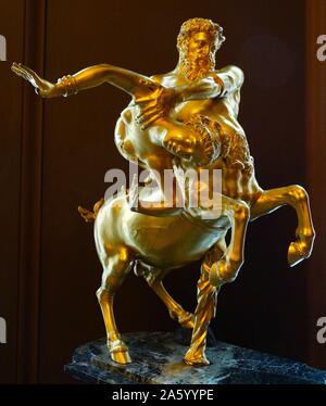 Nessus enlevant Deianira. Le Centaure Nessus enlevant Deianira, l'épouse de son rival Hercules ...