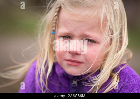 petite fille triste après avoir pleuré. Pleurs petite belle fille avec ...