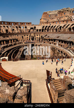 L'intérieur du Colisée, Rome montrant le remplacé partie de marbre, le ...