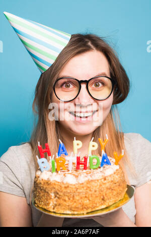Joyeux charme fou jeune étudiante en papier félicitations hat holding ...