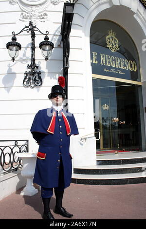 Portier à l'entrée de l'Hôtel Negresco sur la Promenade des Anglais à ...