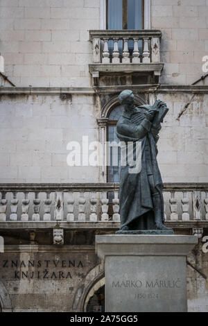 La statue de Marko Marulić, par Ivan Mestrovic, le palais de Dioclétien ...
