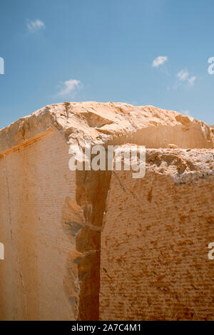 Rose rose sarde Orosei en blocs de pierre brute à partir de la ...