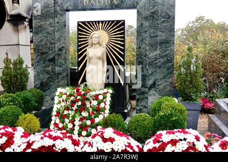 La tombe de Dalida Memorial dans le cimetière de Montmartre à Paris ...