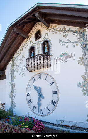 grande-horloge-coucou-sur-un-mur-dans-la-petite-ville-du-lac-titisee