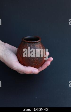 L'argile rouge traditionnelle tasse de thé maté calebasse noire sur ...