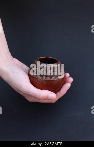 L'argile rouge traditionnelle tasse de thé maté calebasse noire sur ...