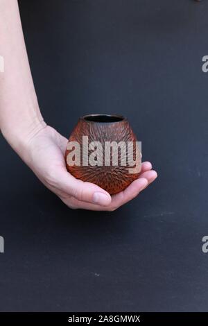 L'argile rouge traditionnelle tasse de thé maté calebasse noire sur ...