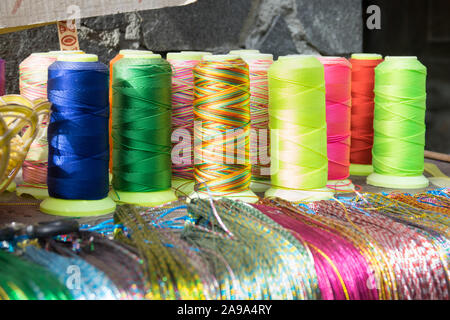 Matières textiles colorés en coton tissu industriel Photo rouleaux ...