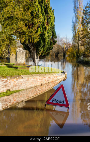 La signalisation routière et église Saint Jean-Baptiste, Chaceley ...