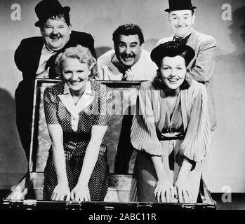 À partir de la gauche, l'avant, Oliver Hardy, sa femme, Virginie ...