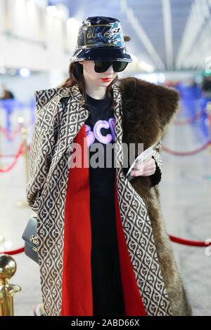 La chanteuse et actrice chinoise Qi Wei, à gauche, et son mari Nathan ...