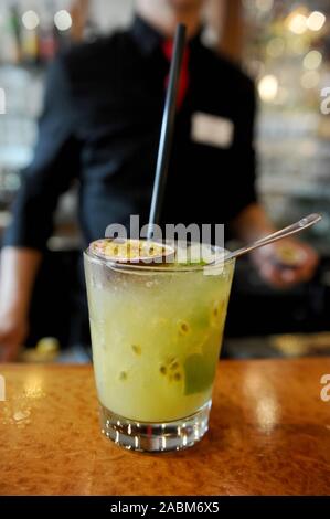 Bar patron Marek Ginic non alcoolisées mélanges son Passionsfrucht ...