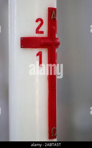 Cierge pascal est allumé et bénit chaque année à Pâques. Tournus. La ...