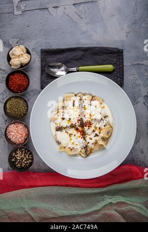 Parfait raviolis turcs et poivrons au Chili frits au beurre. Manti ...